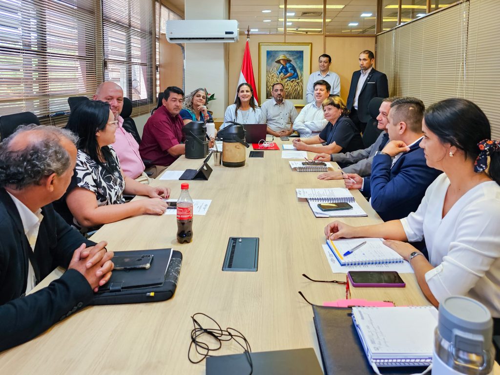 MIC busca potenciar los servicios y fortalecer el capital humano en las ...